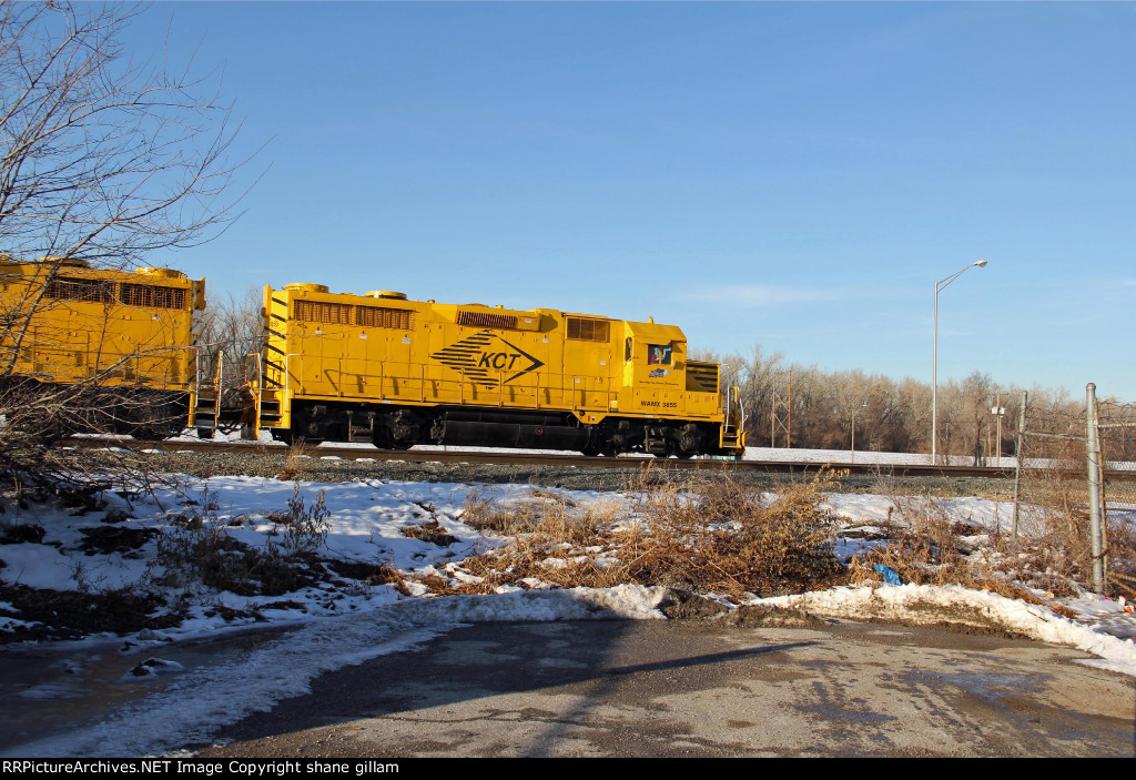 WAMX 3852 heads into the kcs yard.